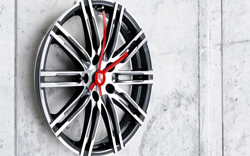 Porsche creates wall clock made out of 20-inch 911 Turbo Rim - HomeCrux