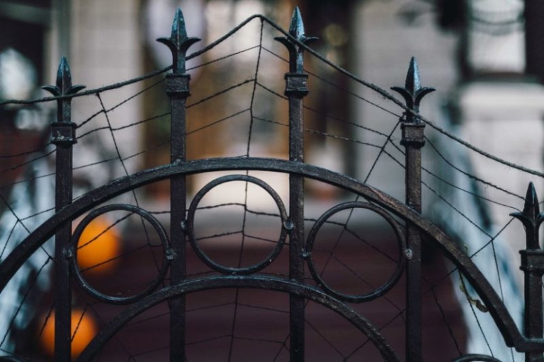 45+ Halloween Fence and Front Gate Decoration Ideas to Try in 2025