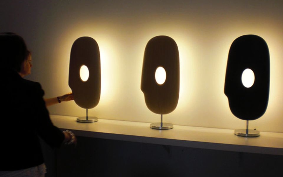 Mask Table Lamp creates illusion of a masqueraded face - HomeCrux