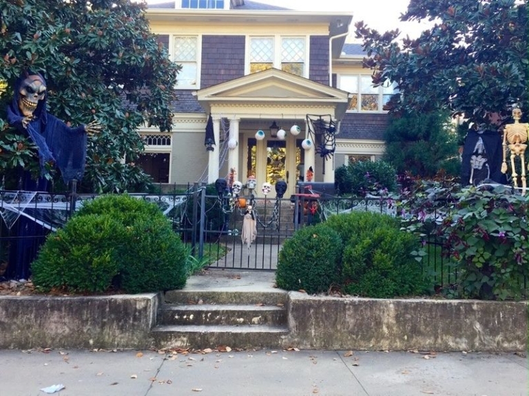 45+ Halloween Fence and Front Gate Decoration Ideas to Try in 2025