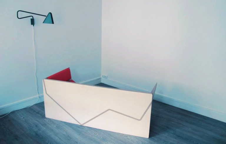 Chaise Renversée Workstation Becomes a Lounger on Overturning
