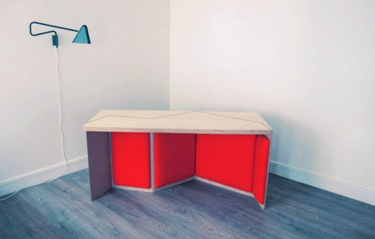 Chaise Renversée Workstation Becomes a Lounger on Overturning