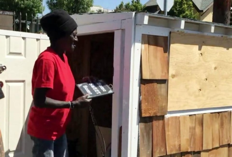 Elvis Summers builds a tiny house for homeless woman sleeping on blocks