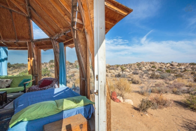 Dragonfly Desert Retreat Offers Complete Off-Grid Living