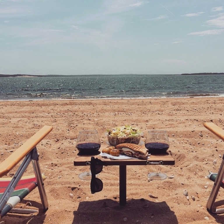 SandStand is a perfect seaside date table to enjoy drinks