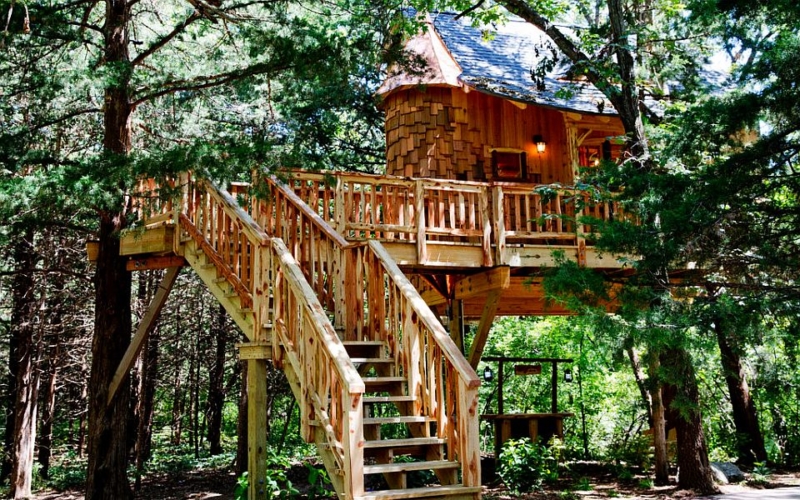 All-adult treehouse in Nebraska has a whiskey bar