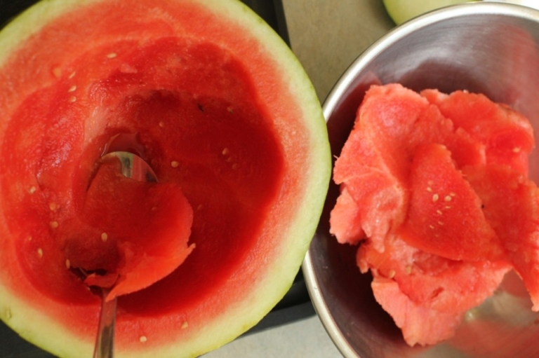 Weird trick to skin a watermelon in just 10 minutes! - Homecrux