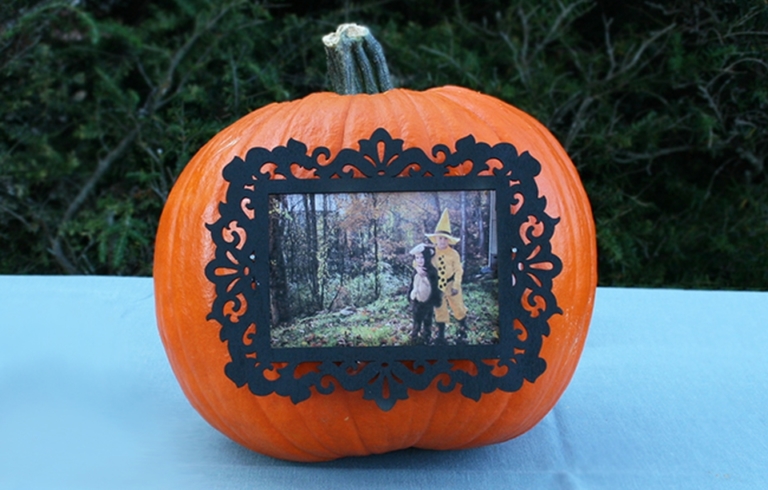 DIY Pumpkin Photo Frame for Picture Perfect Halloween