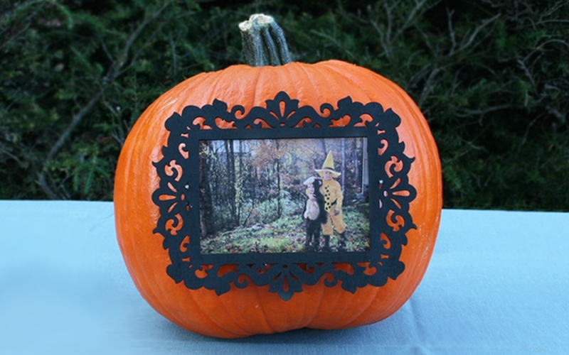 DIY Pumpkin Photo Frame for Picture Perfect Halloween