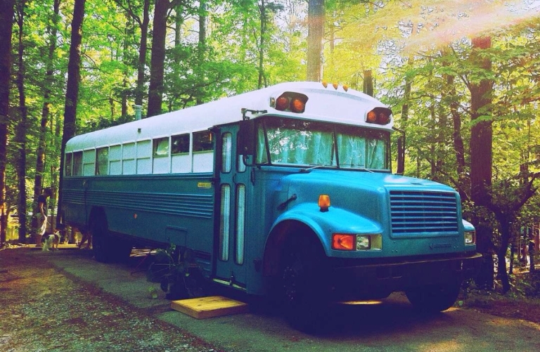Couple transforms old school bus into fully-functional mobile home