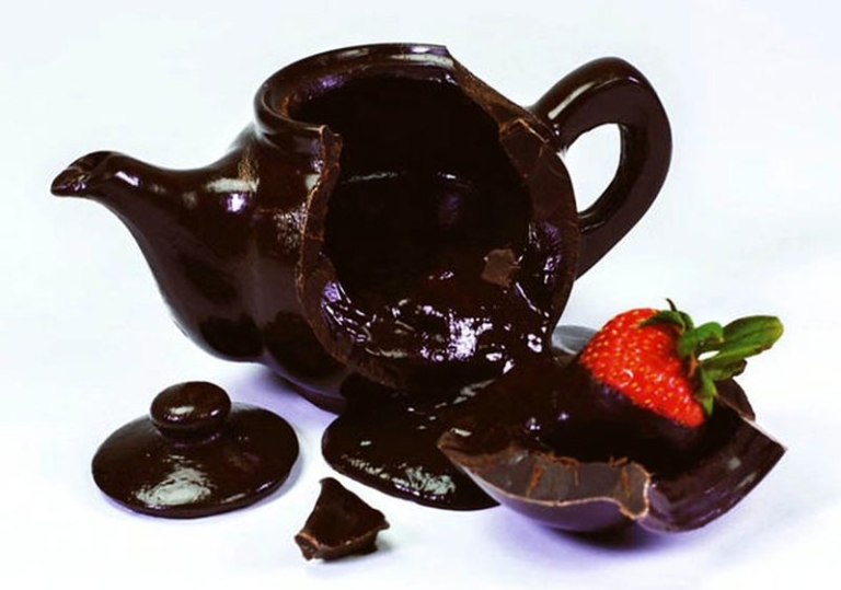 Edible chocolate teapot melts as you pour hot drinks - Homecrux