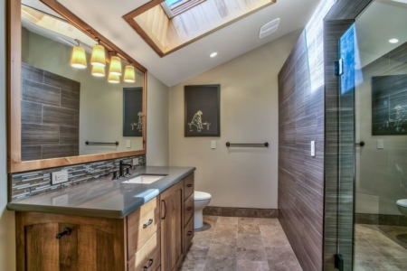 $3.5M Truckee Treehouse embraces pine tree instead of cutting it