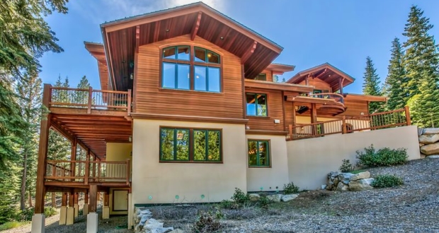 $3.5M Truckee Treehouse embraces pine tree instead of cutting it