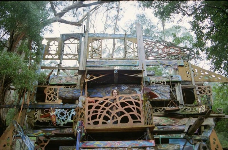 Australian old man builds treehouse inspired from Tibetan monasteries ...