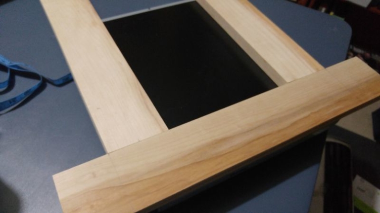 DIY Raspberry Pi wall calendar shows your day at a glance