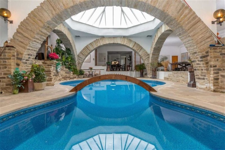 Underhill hobbit home blends in seamlessly with its surroundings - Homecrux