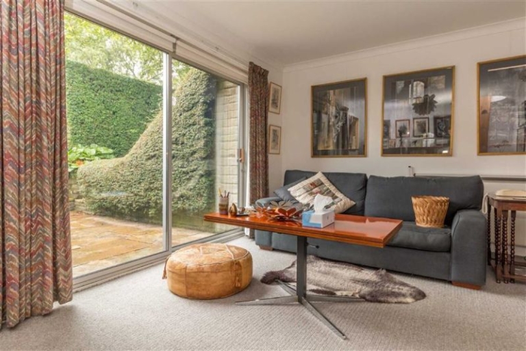 Underhill hobbit home blends in seamlessly with its surroundings - Homecrux