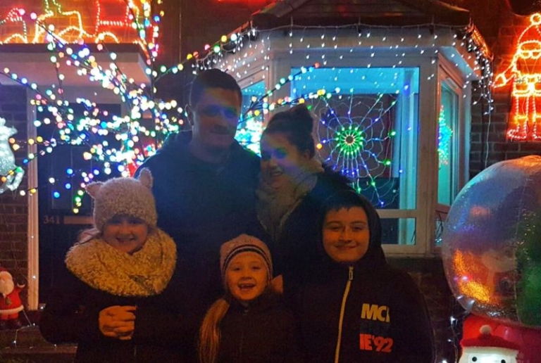 Mountford family's mesmerizing Christmastide lighting display