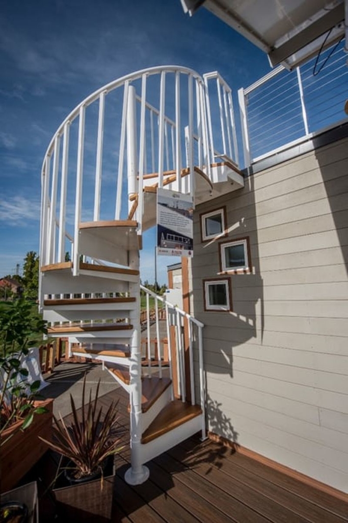 Revolving tiny house automatically rotates to follow the sun - Homecrux