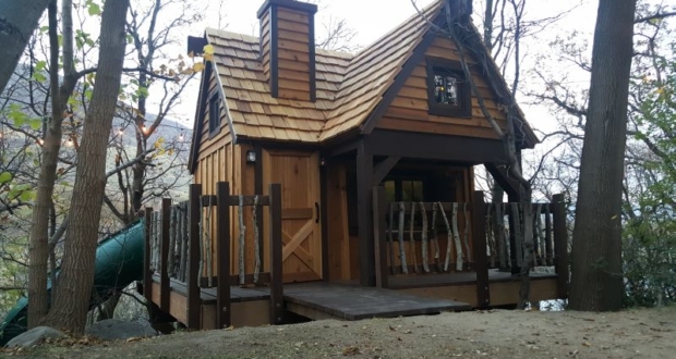 This DIY built mini treehouse in Western US features a slide for kids