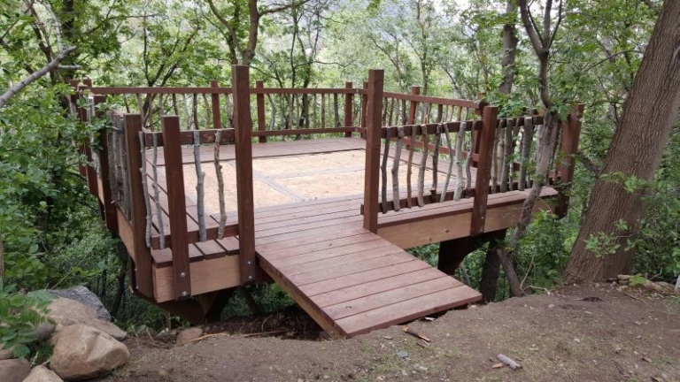 This DIY built mini treehouse in Western US features a slide for kids