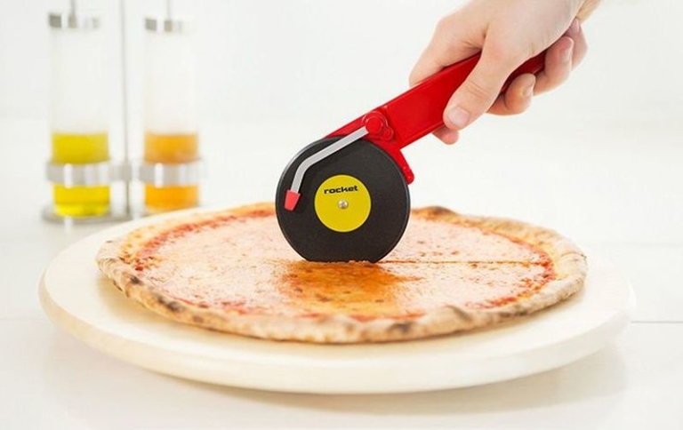 Top Spin pizza cutter made to resemble a record turntable