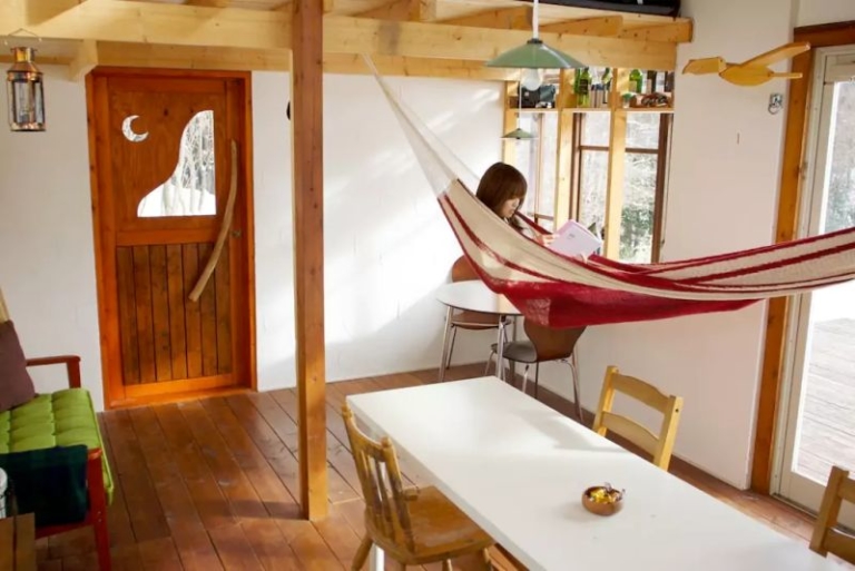 Daigo builds tiny off-grid cabin in Japanese woods