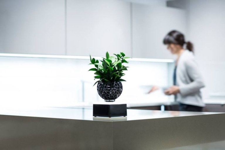 20+ Levitating Gadgets That'll Blow Your Mind With Their Antics