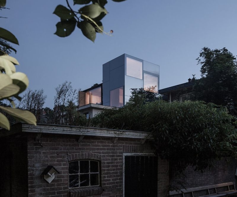 ‘Mirror Mirror’ roof extension seamlessly blends into the cityscape