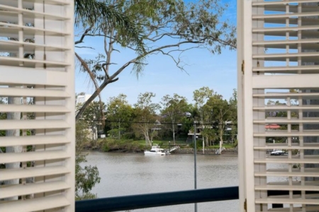 A quirky treehouse by the Brisbane River has built-in lift