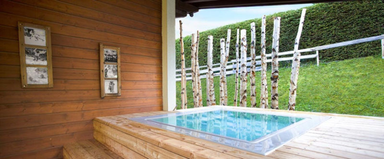 Quadrat mini pool is a Jacuzzi in disguise