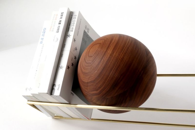 OODLY table bookshelf makes good use of gravity to hold books