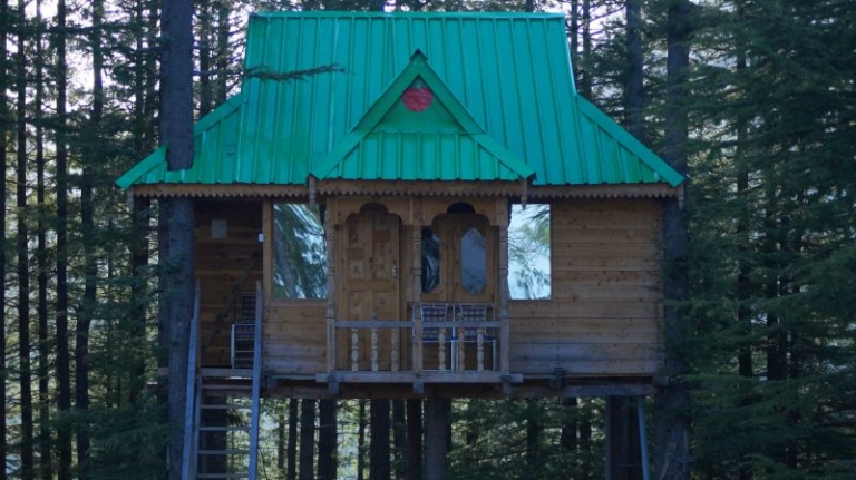 This Himalayan treehouse perched on deodar trees offers 360-degree view ...
