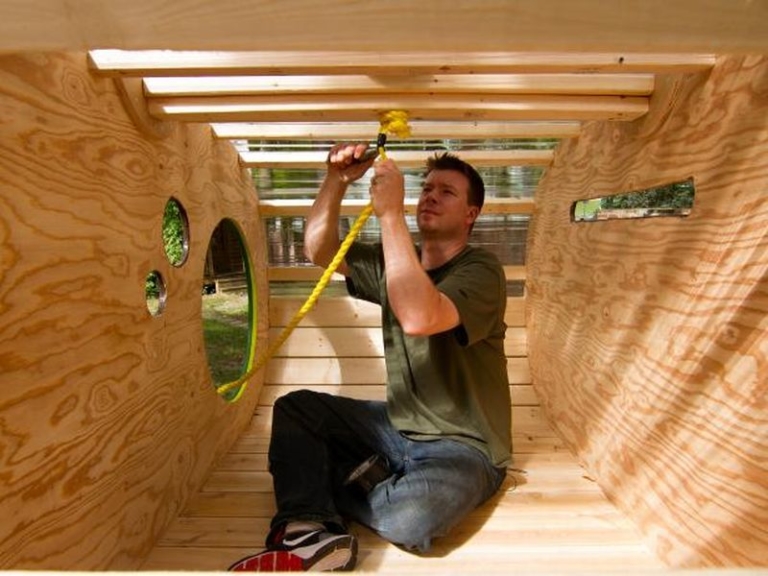 Build your own DIY hanging treehouse with no floor support - Homecrux