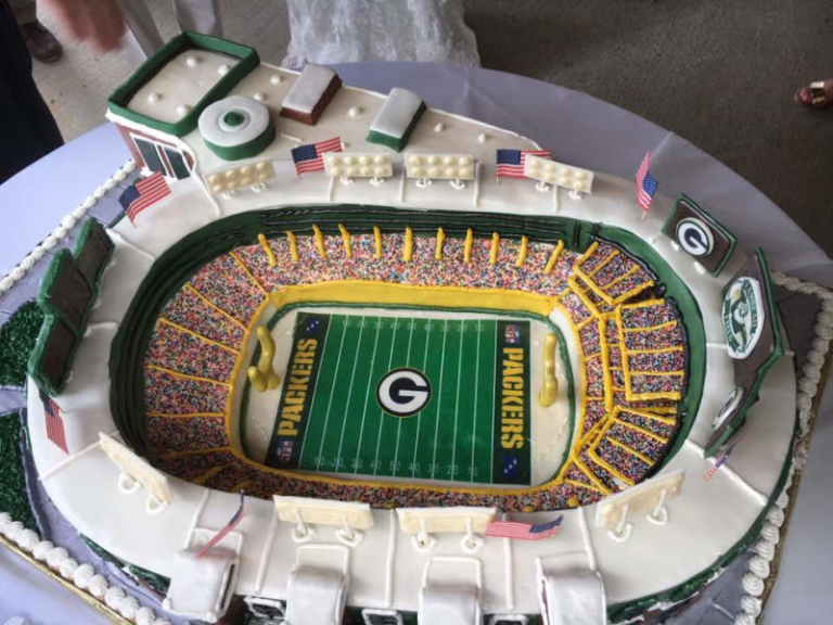 Packers fan couple celebrates wedding with huge Lambeau Field cake