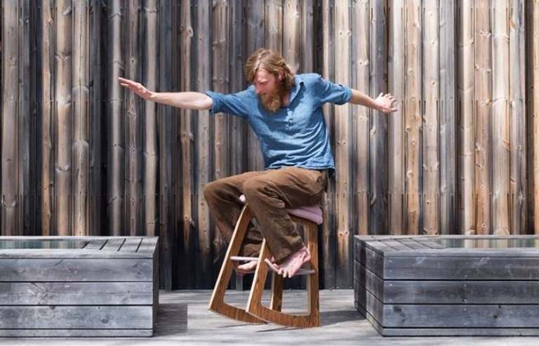 Bring style and comfort to your workplace with Muista active chair