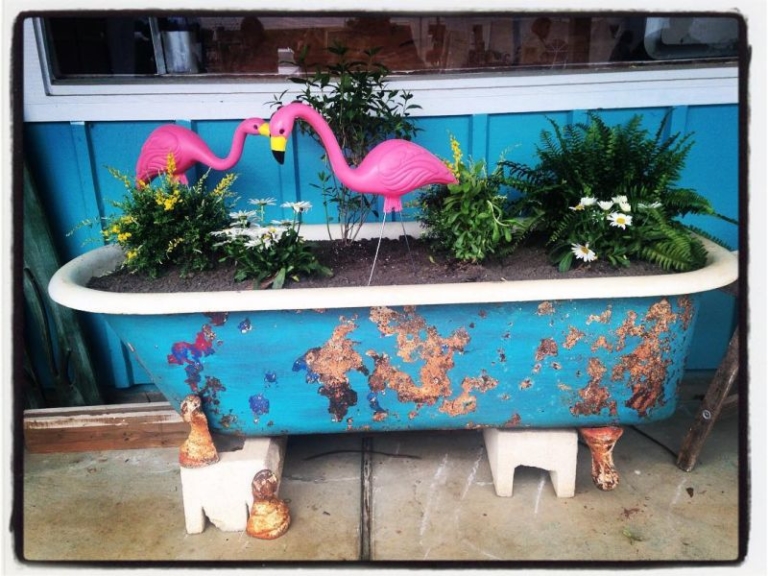 10 Creative Ideas to Reuse & Recycle Bathtub (Pictures)
