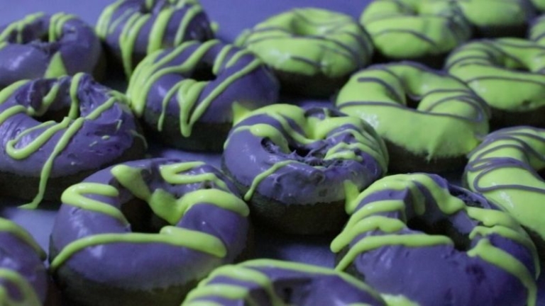 These glow-in-the-dark donuts will surely light up your teeth