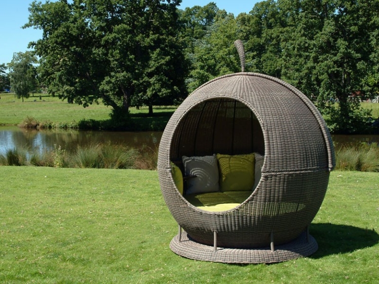 35 Unique Daybed Designs that Offer Comfort and Peace Under the Sun