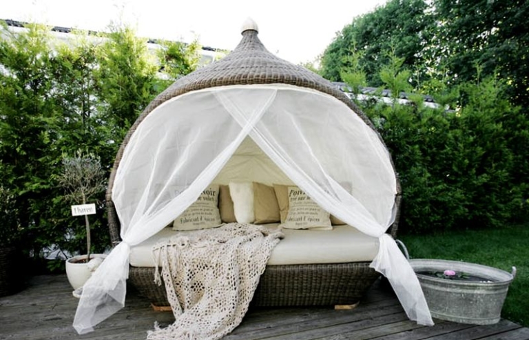 35 Unique Daybed Designs that Offer Comfort and Peace Under the Sun