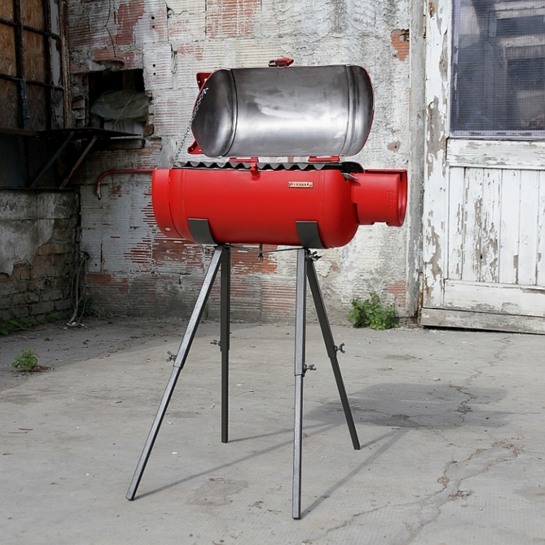 Ultra-durable BBQ PARADOX grill upcycled from an old gas tank
