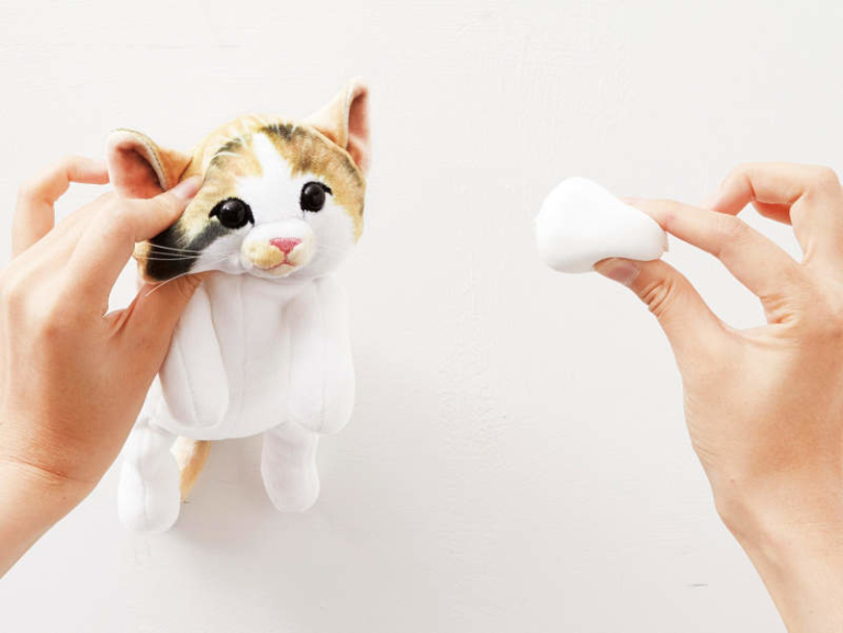 These cuddly cat-shaped zippered pouches are too cute to handle