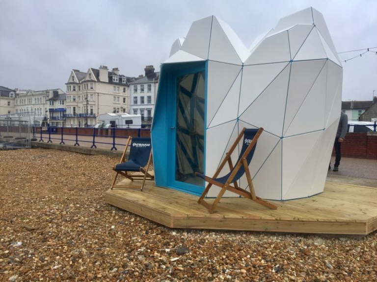 Award-winning modern beach hut invites locals and tourists in Eastbourne