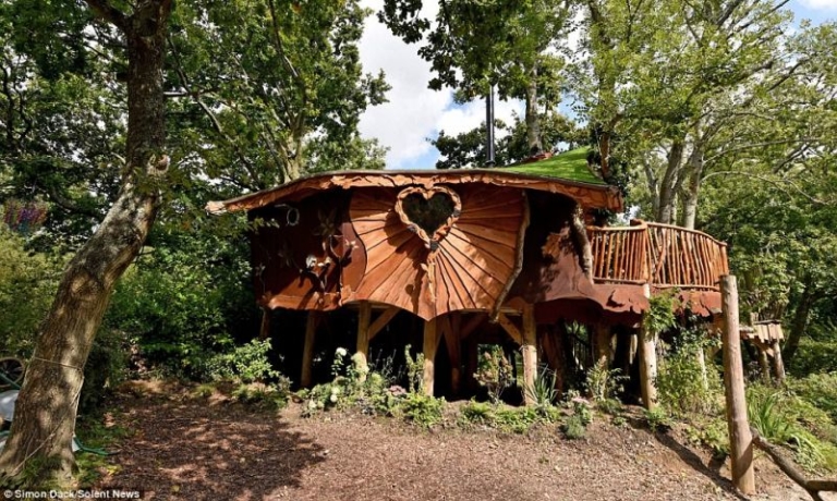 Piggledy Treehouse – Glamping, luxury and nostalgic memories relived