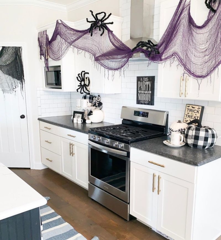 Quick Halloween Decorating Guide for the Entire House (Tips & Ideas)