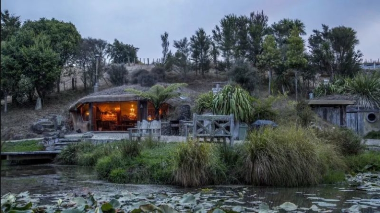 Underhill Valley Earth House - The Ultimate Romantic Retreat for Couples