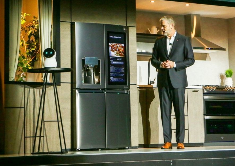 Stage Fright Strikes LG’s Smart Home Robot “CLOi” at CES 2018