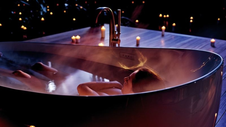 TOTO Flotation Bathtub Makes You Feel Like Floating in Zero Gravity