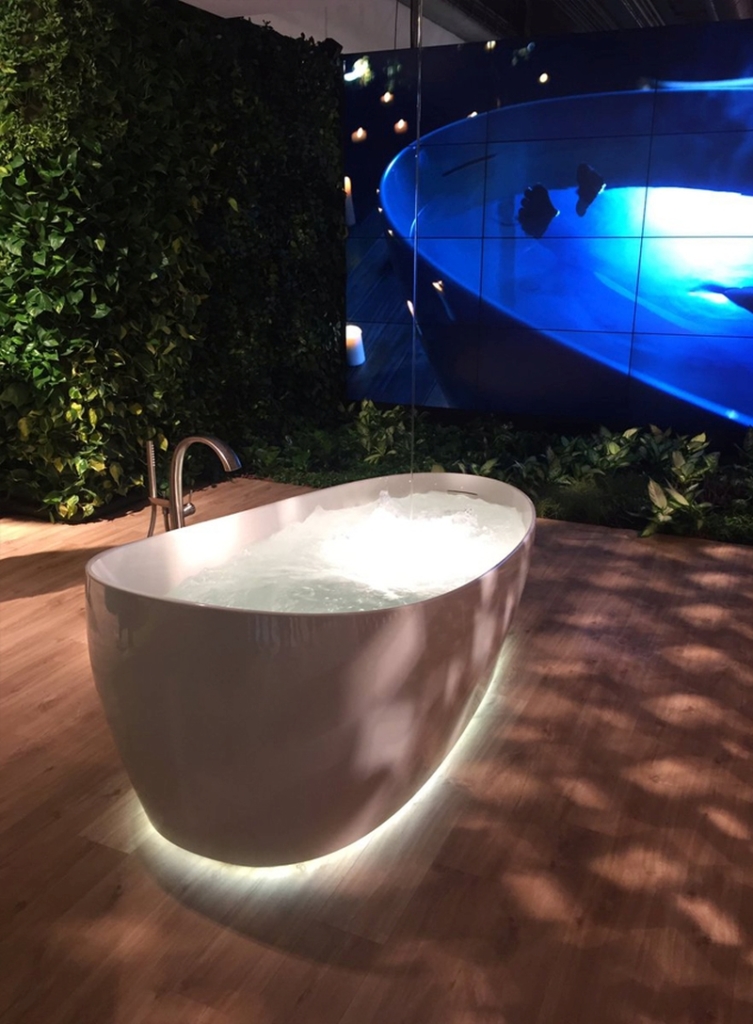 TOTO Flotation Bathtub Makes You Feel Like Floating in Zero Gravity