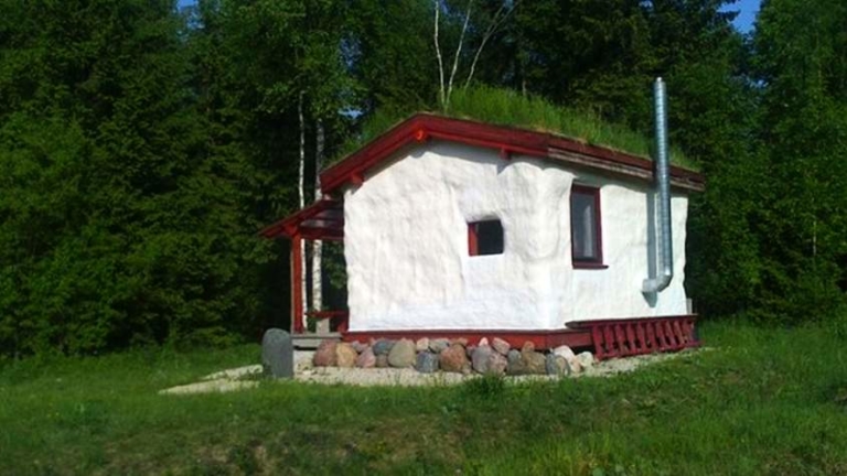 Natural home builder Ziggy’s tips to build cob house for under $3000